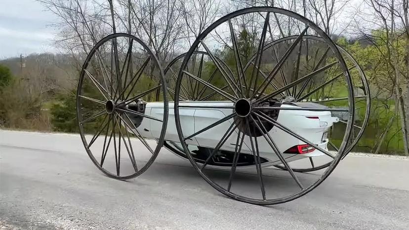 YouTuber Ini Pasangkan Roda Delman Berukuran Raksasa Pada Tesla Model 3 ...