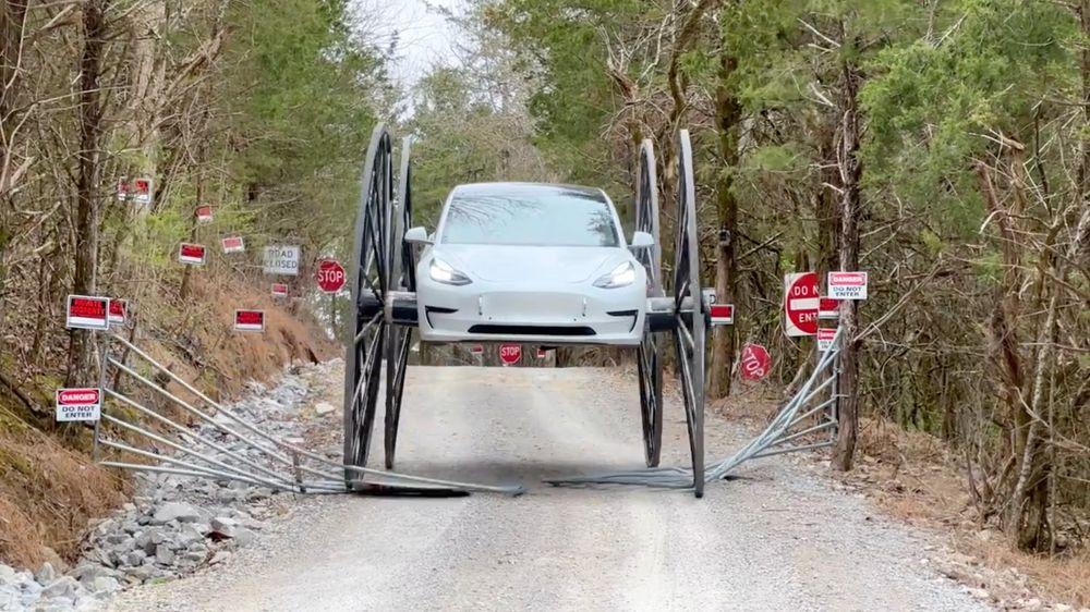 YouTuber Ini Pasangkan Roda Delman Berukuran Raksasa Pada Tesla Model 3 ...